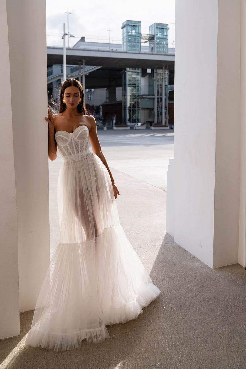 Elegant Open Back Lace A-Line Wedding Dress with Sweetheart Bodice Lar ...