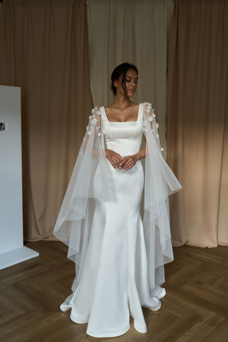 Elegant Form-Fitting Wedding Dress Sonya Soley Dolores – Wedding Roof
